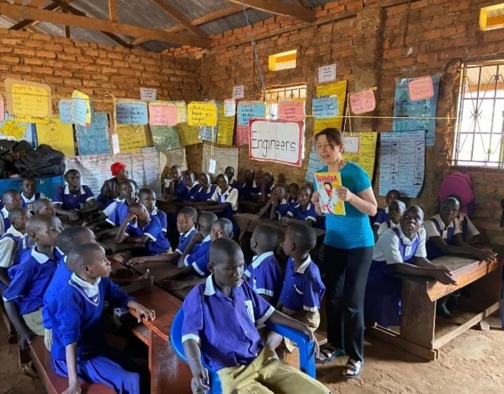 Kuma Goes to Uganda! - Wacky Bee Books